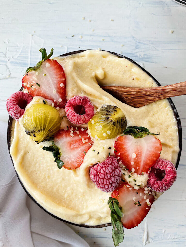 How to Make a Thick Smoothie Bowl - The Hint of Rosemary